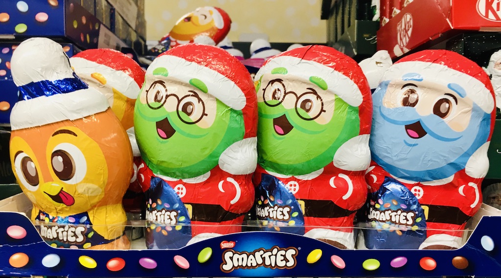 Nestlé Smarties Weihnachtsmänner in Smartie-Form - naschkater.com - das ...