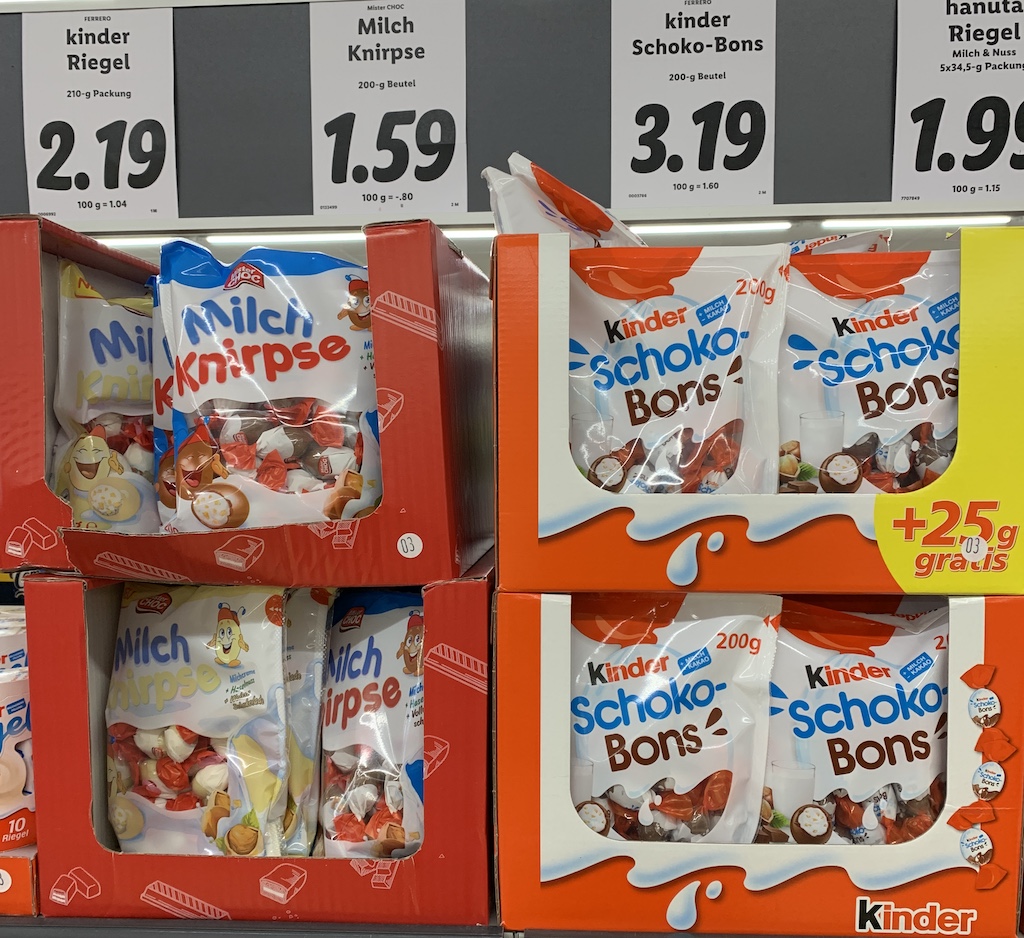 Ferrero Kinder Schokobons und Lidl Mister Choc Milchknirpse Imitat ...