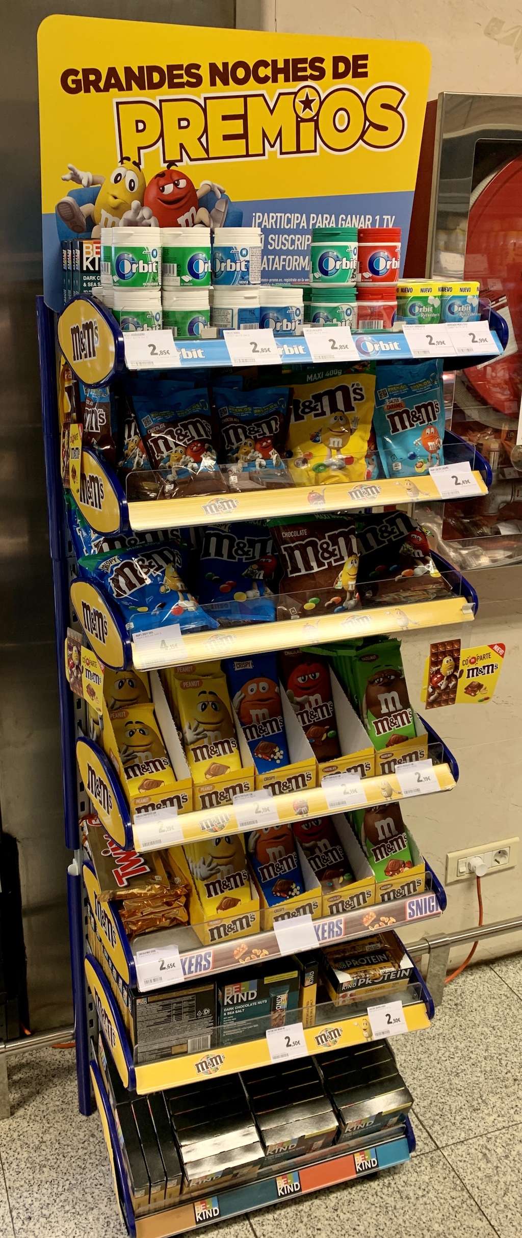 Mars Display in Spanien mit Wrigley- und M+M-Produkten BeKind-Riegeln ...