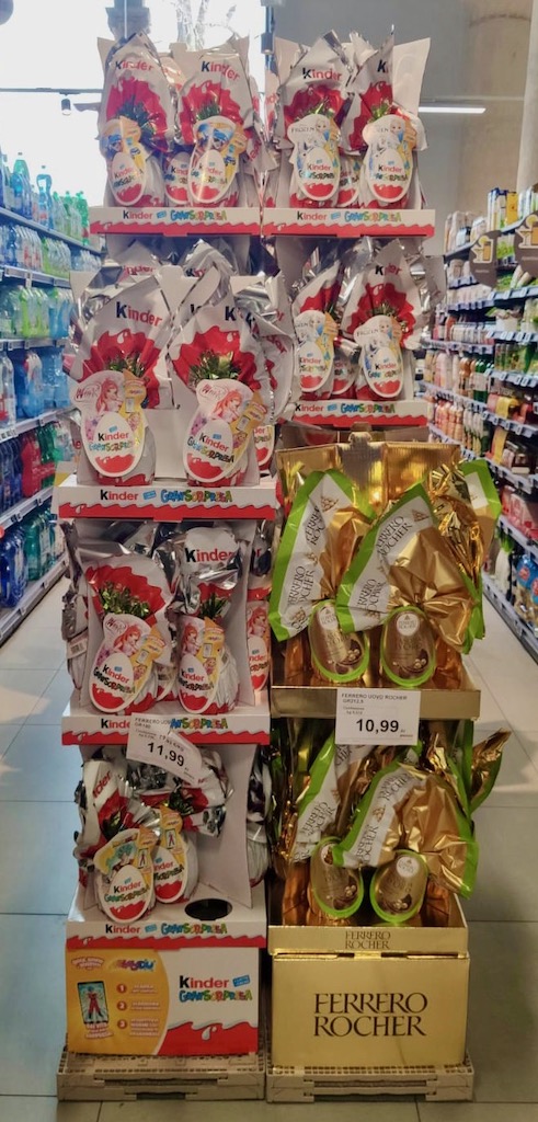 Ferrero Kinder Rocher Riesen-Ostereier Displays Italien 2024 ...