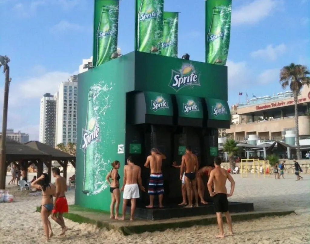 Sprite-Dusche Strand Tel Aviv quer - naschkater.com - das Süßigkeiten ...