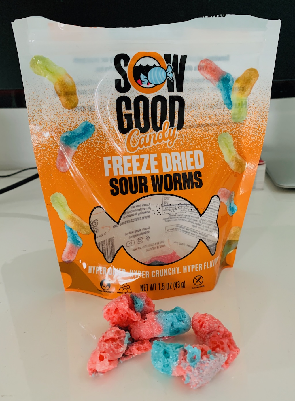 Sow Good Candy Freeze Dried Sour Worms Offen - naschkater.com - das Süßigkeiten-Marketing-Blog